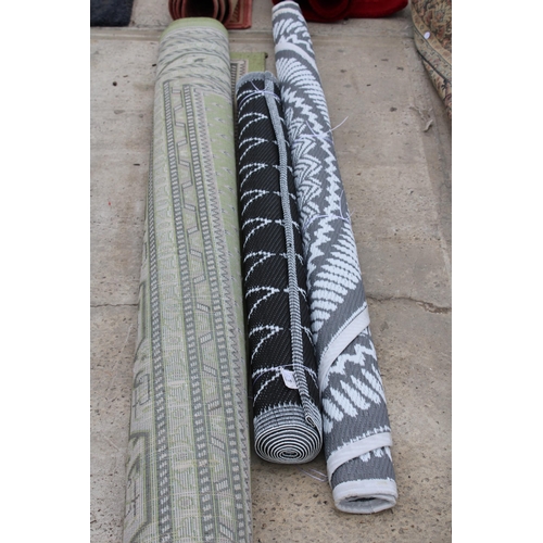 A LARGE GREEN PATTERNED RUG