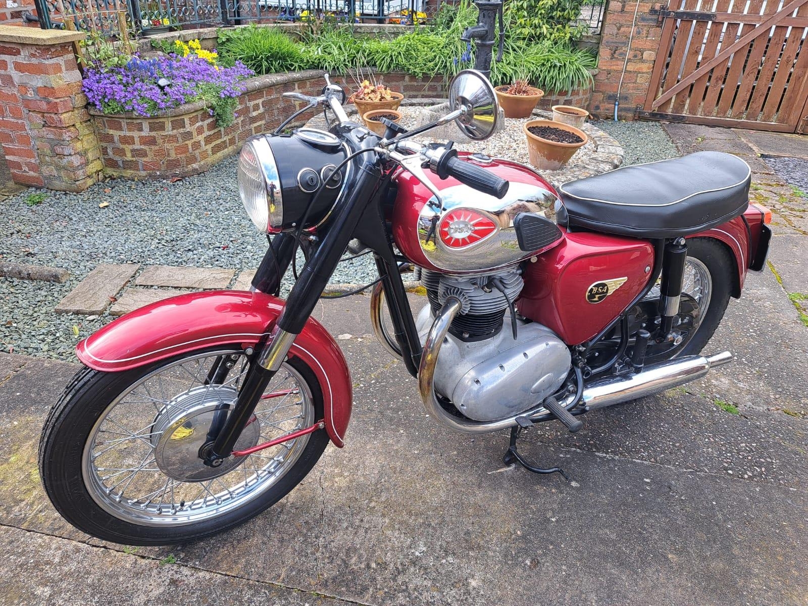 A 1964 BSA 500 TWIN MOTORCYCLE - ON A V5C, VENDOR STATES GOOD STARTER ...