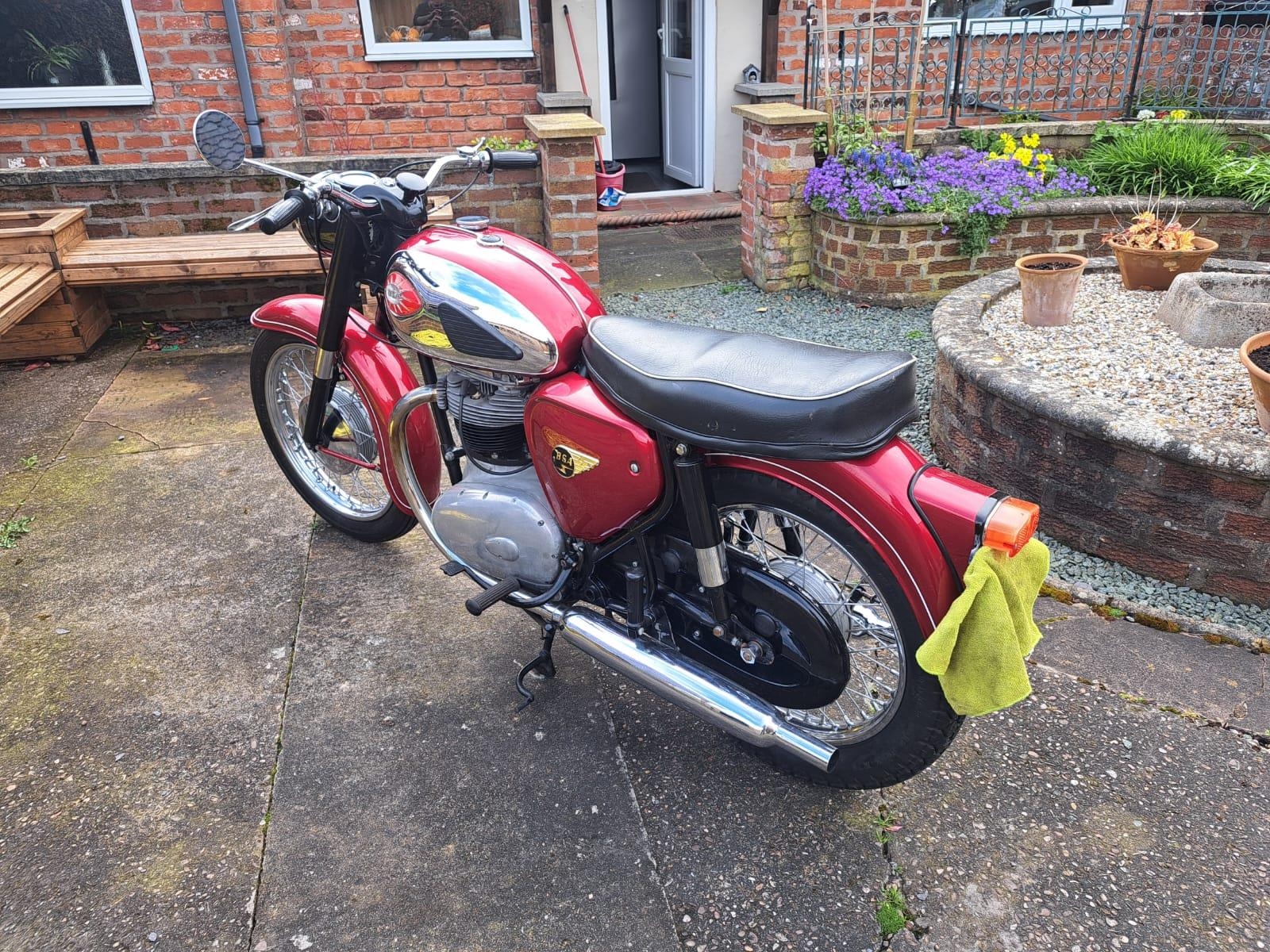 A 1964 BSA 500 TWIN MOTORCYCLE - ON A V5C, VENDOR STATES GOOD STARTER ...