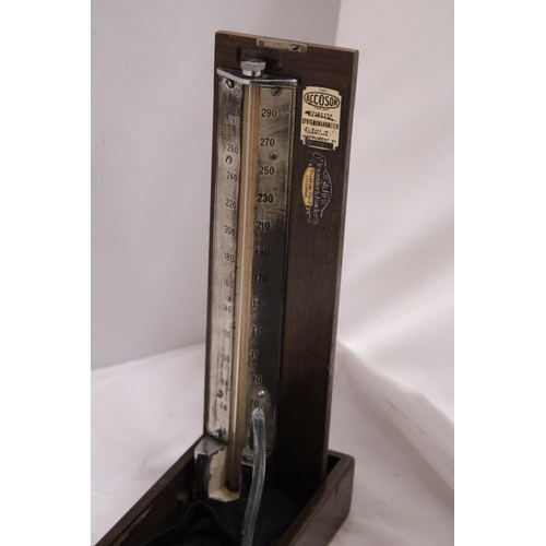 A VINTAGE BOXED BLOOD PRESSURE MACHINE BY ACCOSON