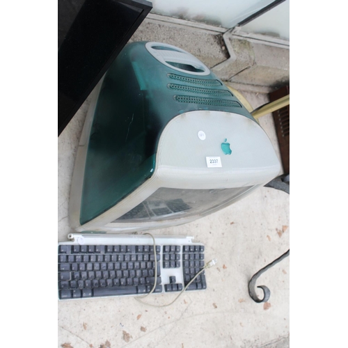 A RETRO APPLE IMAC WITH KEYBOARD
