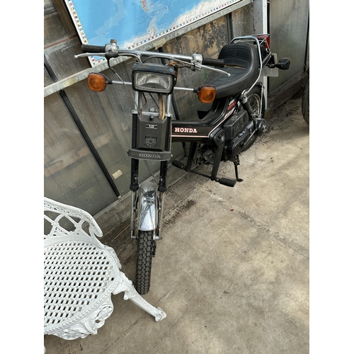 A 1982 HONDA URBAN EXPRESS 50CC MOPED, KICK START, AUTOMATIC, COMPLETE WITH V5C, MADE FOR THE USA MA