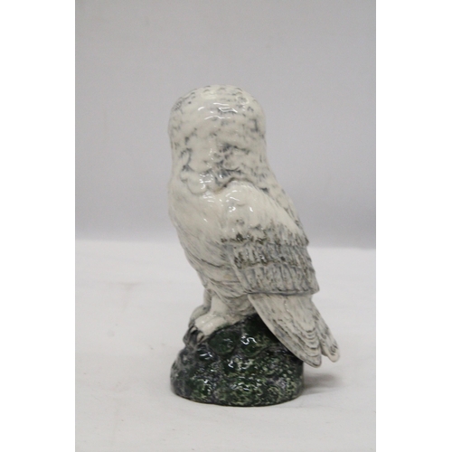 A ROYAL DOULTON, 1984, SNOWY OWL, WHYTE AND MACKAY DECANTER