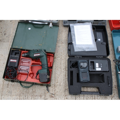 AN ASSORTMENT OF POWER TOOLS TO INCLUDE A METABO BATTERY DRILL AND A ...