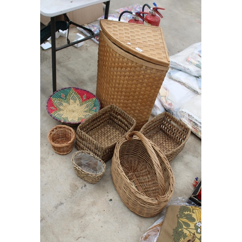 AN ASSORTMENT OF WICKER TO INCLUDE A LOOP HANDLE BASKET ETC