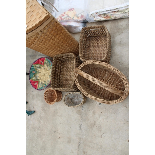 AN ASSORTMENT OF WICKER TO INCLUDE A LOOP HANDLE BASKET ETC