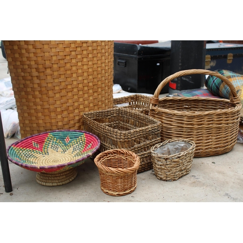 AN ASSORTMENT OF WICKER TO INCLUDE A LOOP HANDLE BASKET ETC