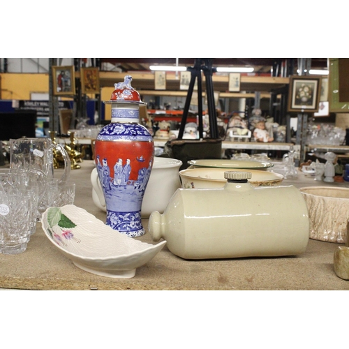 A MIXED LOT OF CERAMICS TO INCLUDE A CROWN DEVON DISH, A STONEWARE HOT ...