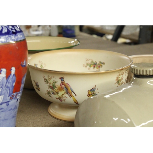 A MIXED LOT OF CERAMICS TO INCLUDE A CROWN DEVON DISH, A STONEWARE HOT ...
