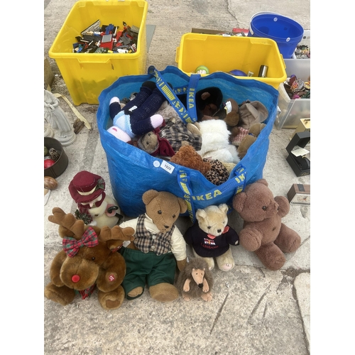 A LARGE ASSORTMENT OF CHILDRENS CUDDLY TOYS