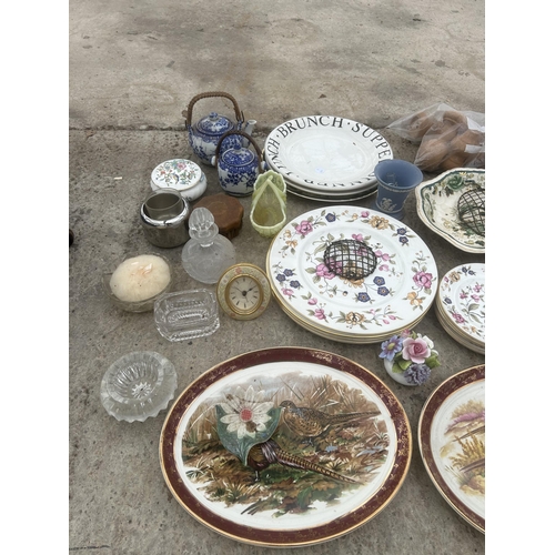 AN ASSORTMENT OF ITEMS TO INCLUDE CERAMICS, GLASS WARE AND METAL WARE ITEMS