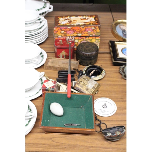A MIXED LOT OF VINTAGE COLLECTABLE ITEMS TO INCLUDE, TINS, A SCOTTISH ...