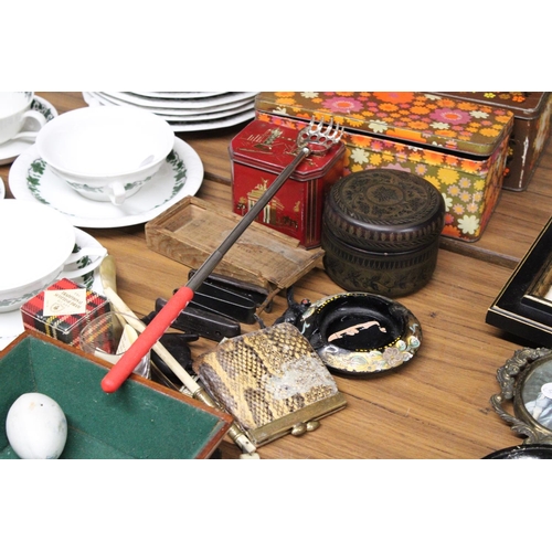 A MIXED LOT OF VINTAGE COLLECTABLE ITEMS TO INCLUDE, TINS, A SCOTTISH ...
