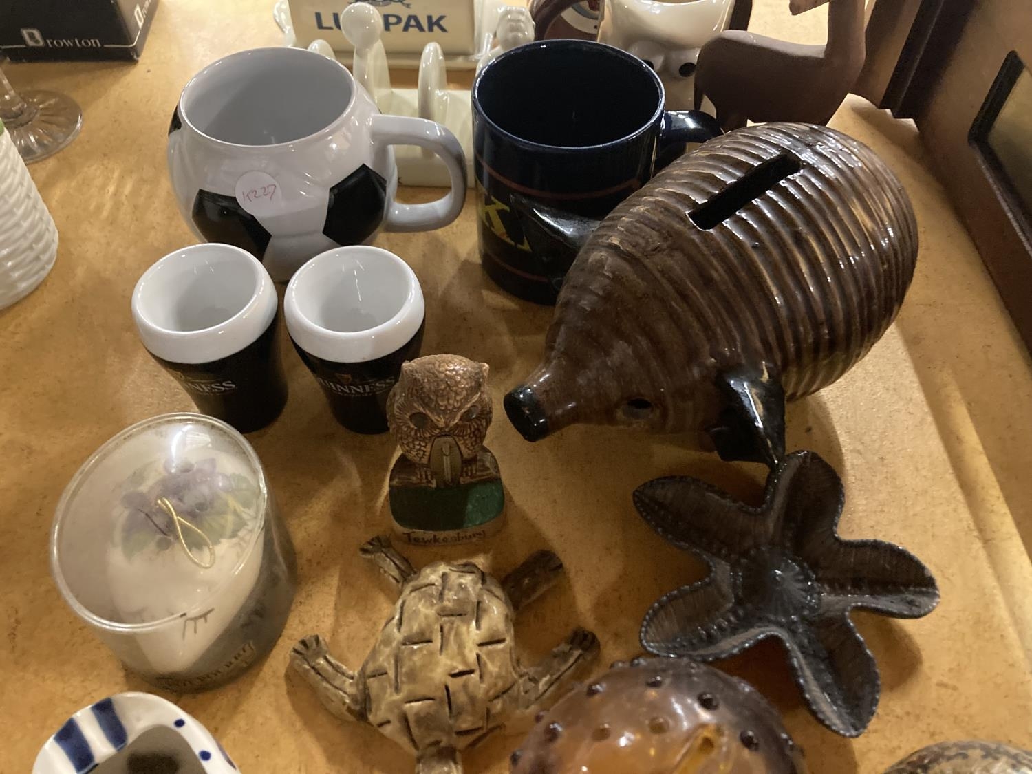 A MIXED LOT TO INCLUDE SMALL STUDIO POTTERY PIGS, PIGGY BANKS, GUINNESS ...