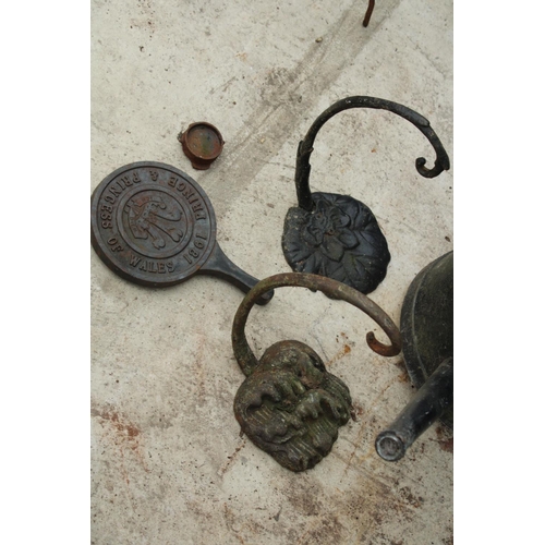 AN ASSORTMENT OF VINTAGE METAL ITEMS TO INCLUDE COAT HOOKS AND A ...