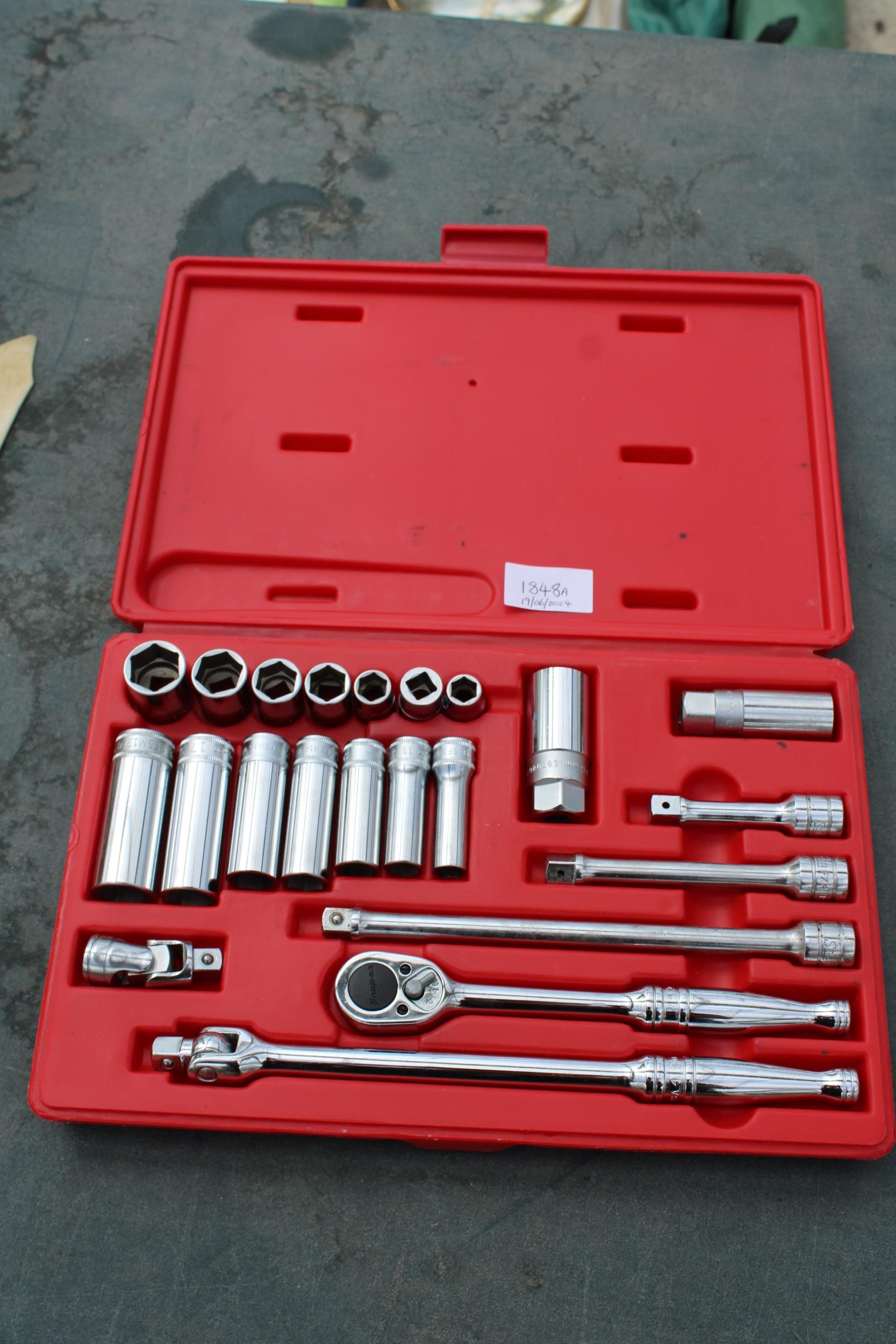 A COMPLETE SNAP ON SOCKET SET