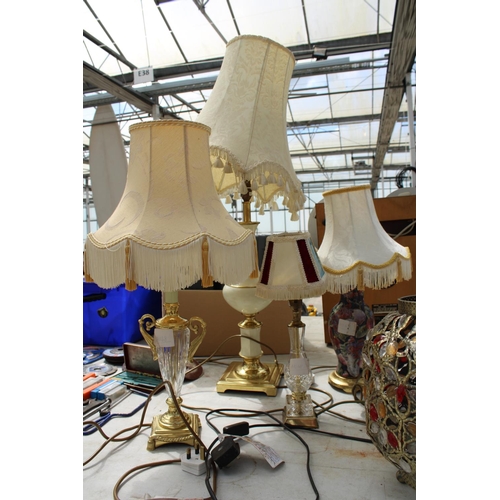 AN ASSORTMENT OF VARIOUS DECORATIVE TABLE LAMPS