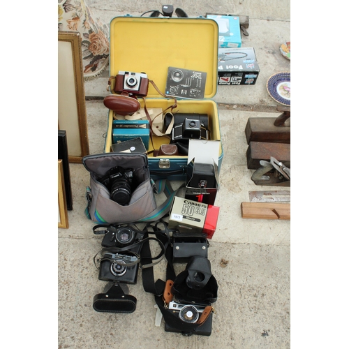 AN ASSORTMENT OF PHOTOGRAPHY EQUIPMENT TO INCLUDE A COSMIC 35 CAMERA, A ...