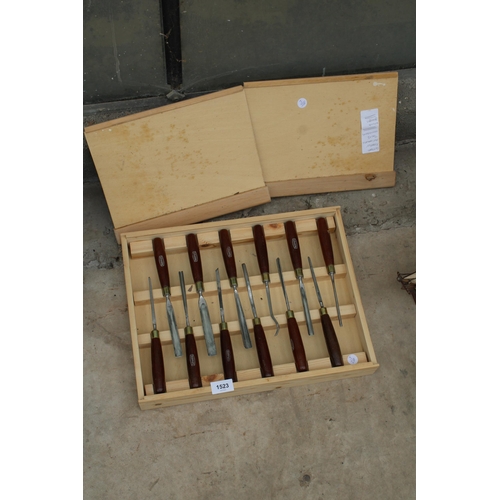A CASED SET OF VINTAGE MARPLES WOOD WORKING CHISELS