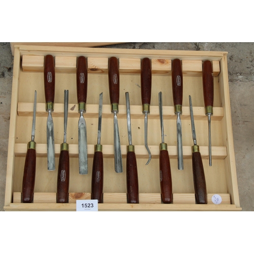 A CASED SET OF VINTAGE MARPLES WOOD WORKING CHISELS