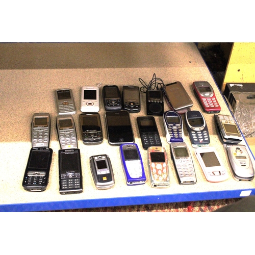 A QUANTITY OF 22 VINTAGE MOBILE PHONES TO INCLUDE SAMSUNG, SONY ...
