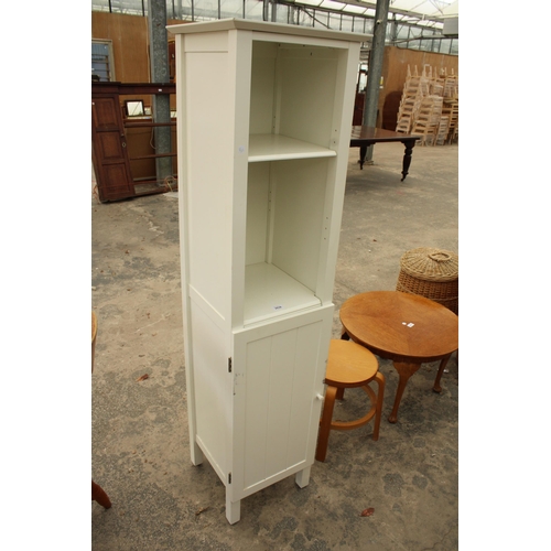 A WHITE OPEN STORAGE UNIT WITH CUPBOARD TO BASE, 16" WIDE