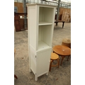 A WHITE OPEN STORAGE UNIT WITH CUPBOARD TO BASE, 16" WIDE
