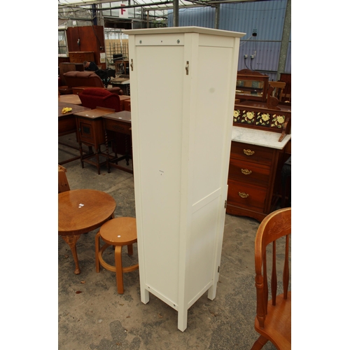 A WHITE OPEN STORAGE UNIT WITH CUPBOARD TO BASE, 16" WIDE