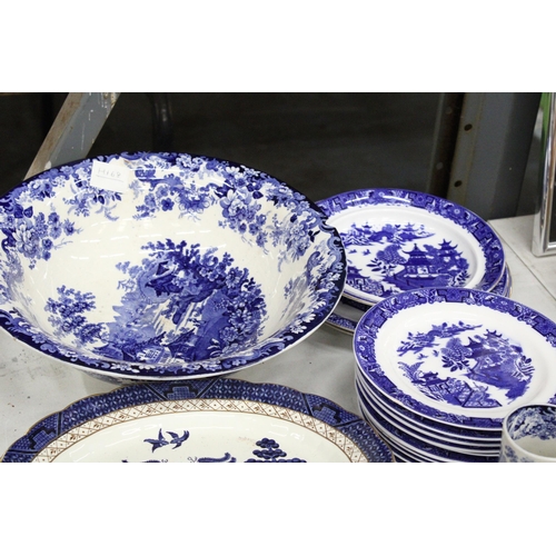 A LARGE QUANTITY OF BLUE AND WHITE WILLOW PATTERN CERAMICS TO INCLUDE ...