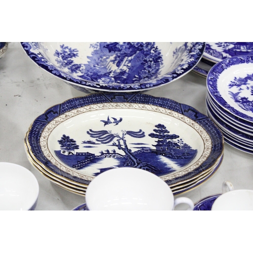 A LARGE QUANTITY OF BLUE AND WHITE WILLOW PATTERN CERAMICS TO INCLUDE ...