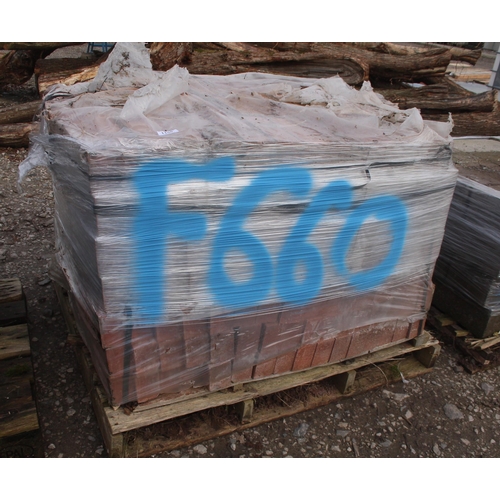 A PALLET OF RED COMMON BRICKS NO VAT