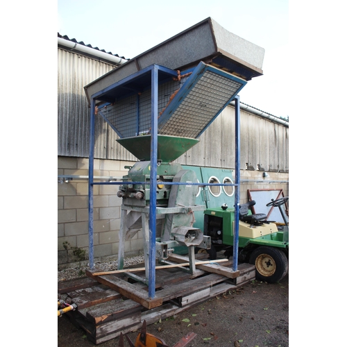 FRASER PTO DRIVE ROLLER MILL WITH HOPPER + VAT