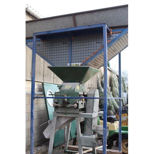 FRASER PTO DRIVE ROLLER MILL WITH HOPPER + VAT