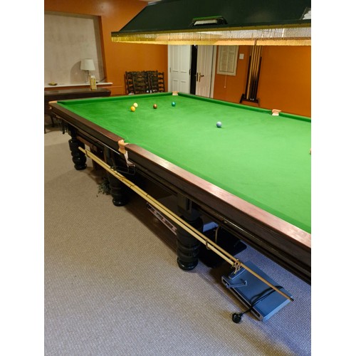 A FULL SIZE SNOOKER TABLE WITH CUES, SCOREBORD, RULE AND LIGHTS ETC ...