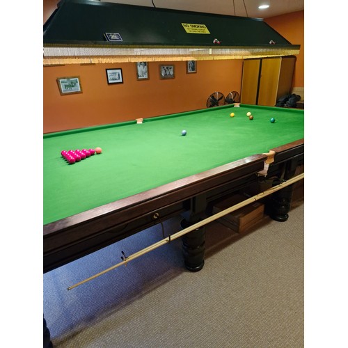 A FULL SIZE SNOOKER TABLE WITH CUES, SCOREBORD, RULE AND LIGHTS ETC ...