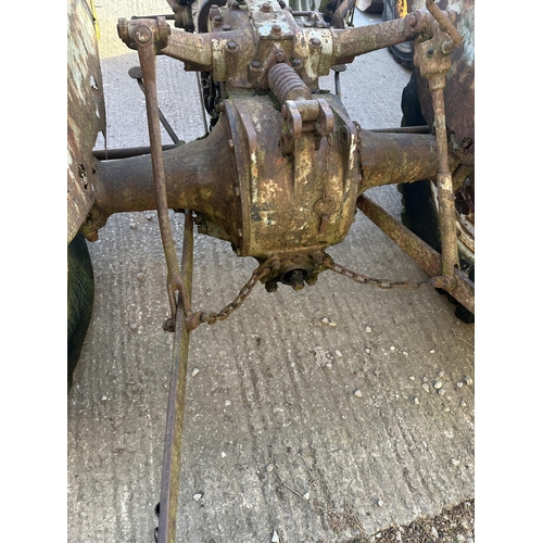 A FERGUSON TRACTOR - BARN FIND/PROJECT - REBUILD NO VAT