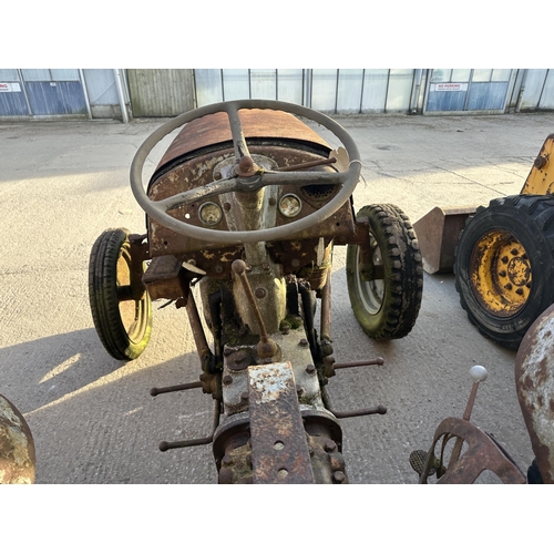 A FERGUSON TRACTOR - BARN FIND/PROJECT - REBUILD NO VAT