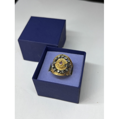 AN ORNATE SILVER GILT RING