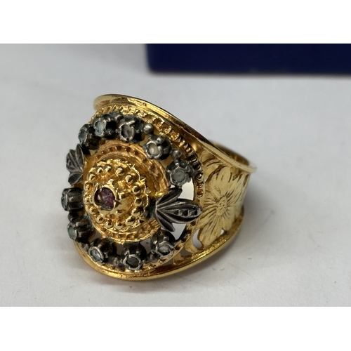 AN ORNATE SILVER GILT RING