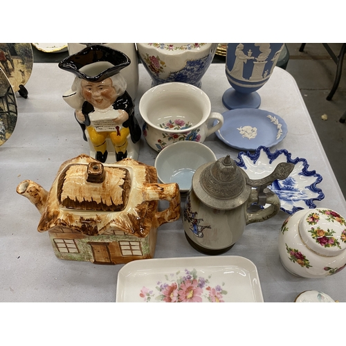 A MIXED LOT OF CERAMICS TO INCLUDE A WEDGWOOD JASPERWARE VASE AND PIN ...