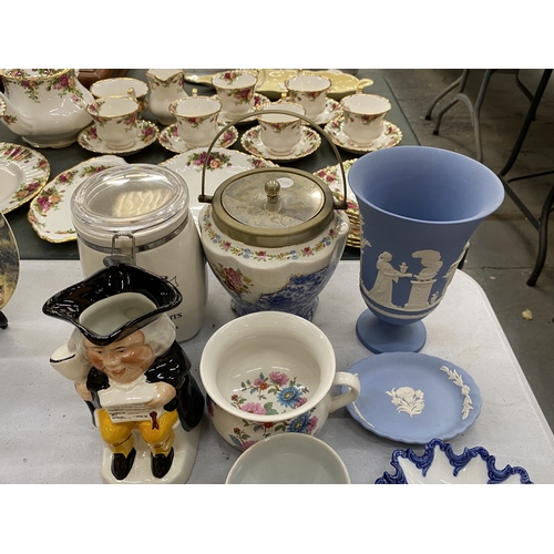 A MIXED LOT OF CERAMICS TO INCLUDE A WEDGWOOD JASPERWARE VASE AND PIN ...