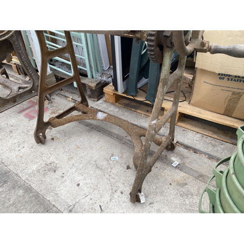 A VINTAGE MANGLE WITH CAST IRON BASE