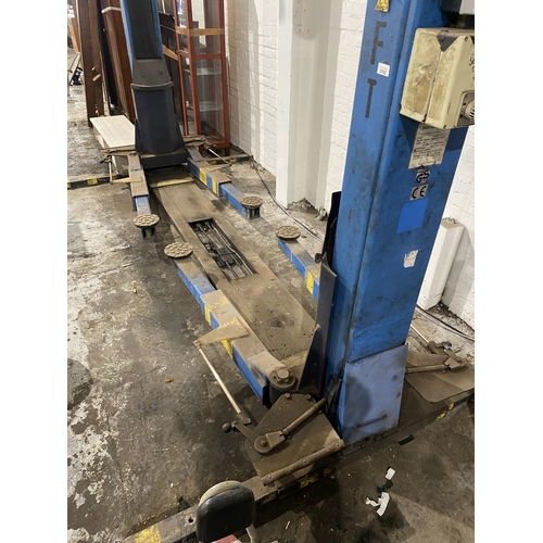 A LARGE BLUE INDUSTRIAL 5 TONNE SWL CAR LIFT