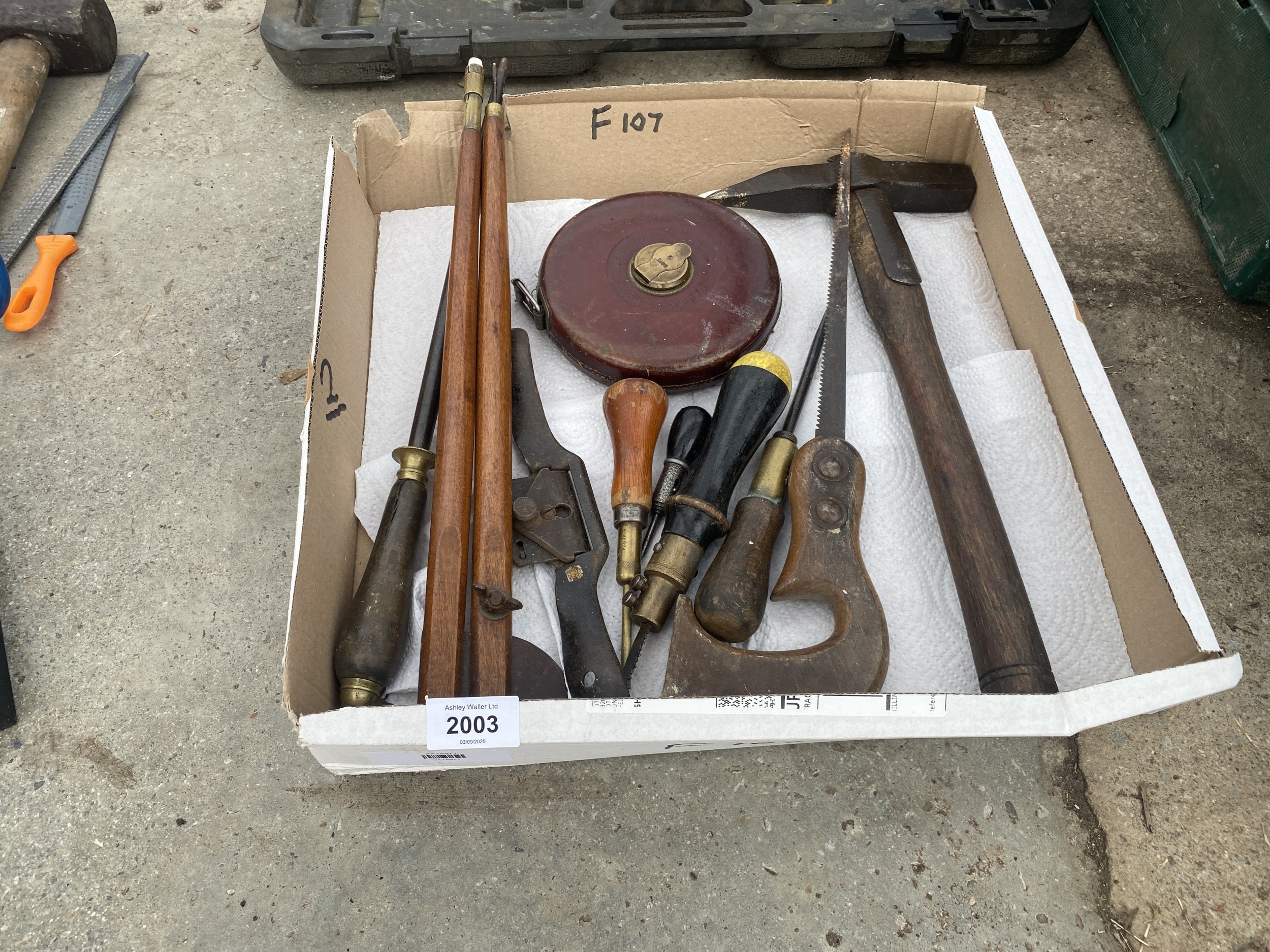 AN ASSORTMENT OF VINTAGE TOOLS TO INCLUDE A SPOKE PLANE, SCREW DRIVERS ...