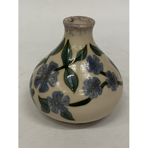 A COBRIDGE STONEWARE VASE PERIWINKLE PATTERN - 9 CM