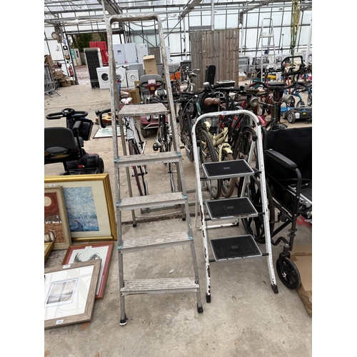 A BELDRAY FOUR RUNG ALUMINIUM STEP LADDER AND A FURTHER THREE RUNG NON ...