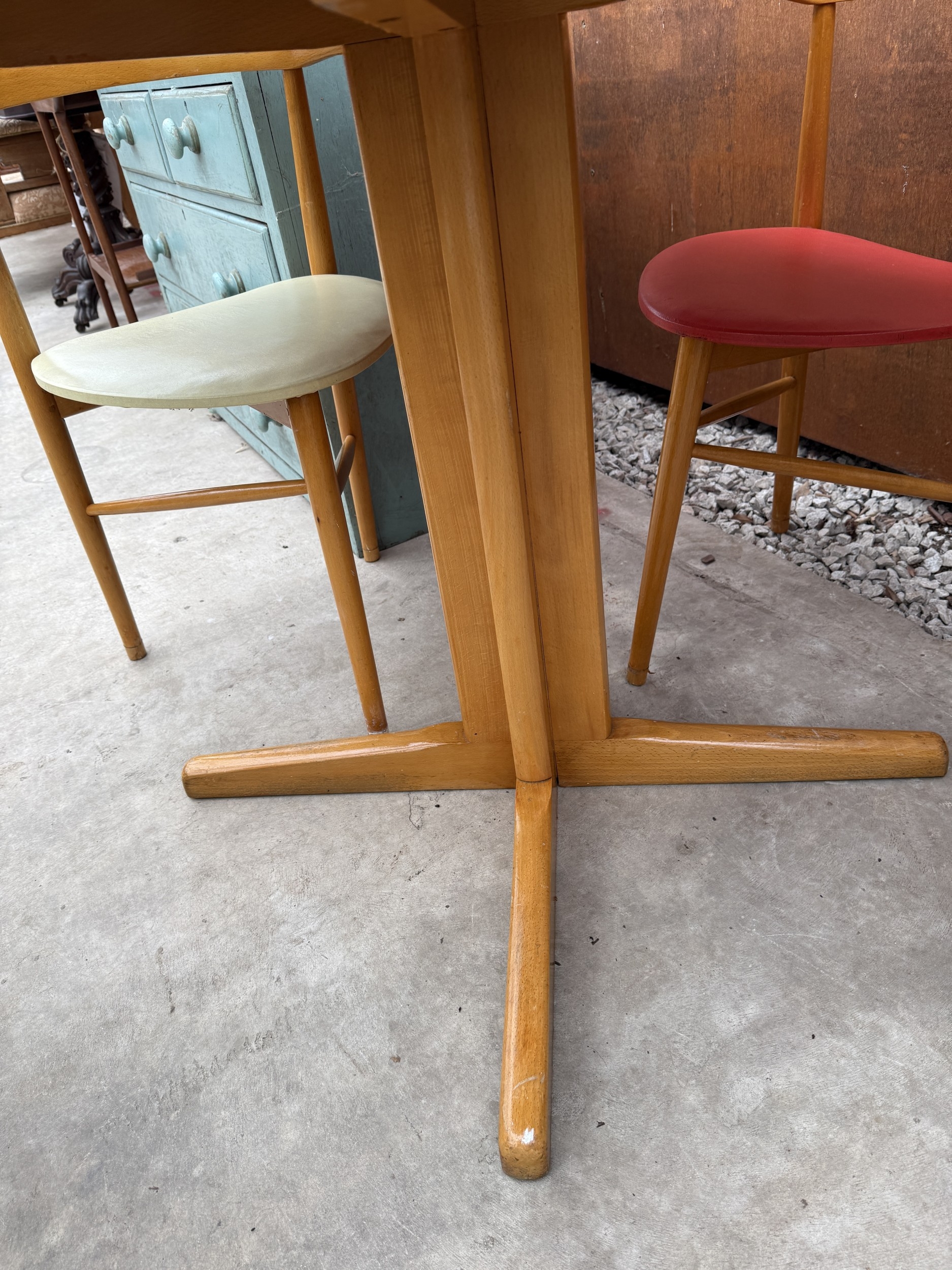 A MID 20TH CENTURY FORMICA TOP KITCHEN TABLE, 36