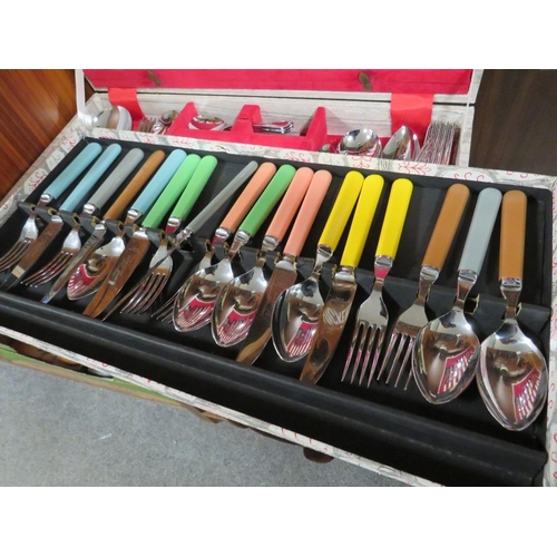 A CASED VINTAGE RETRO CUTLERY SET WITH MULTICOLOURED HANDLES TOGETHER ...