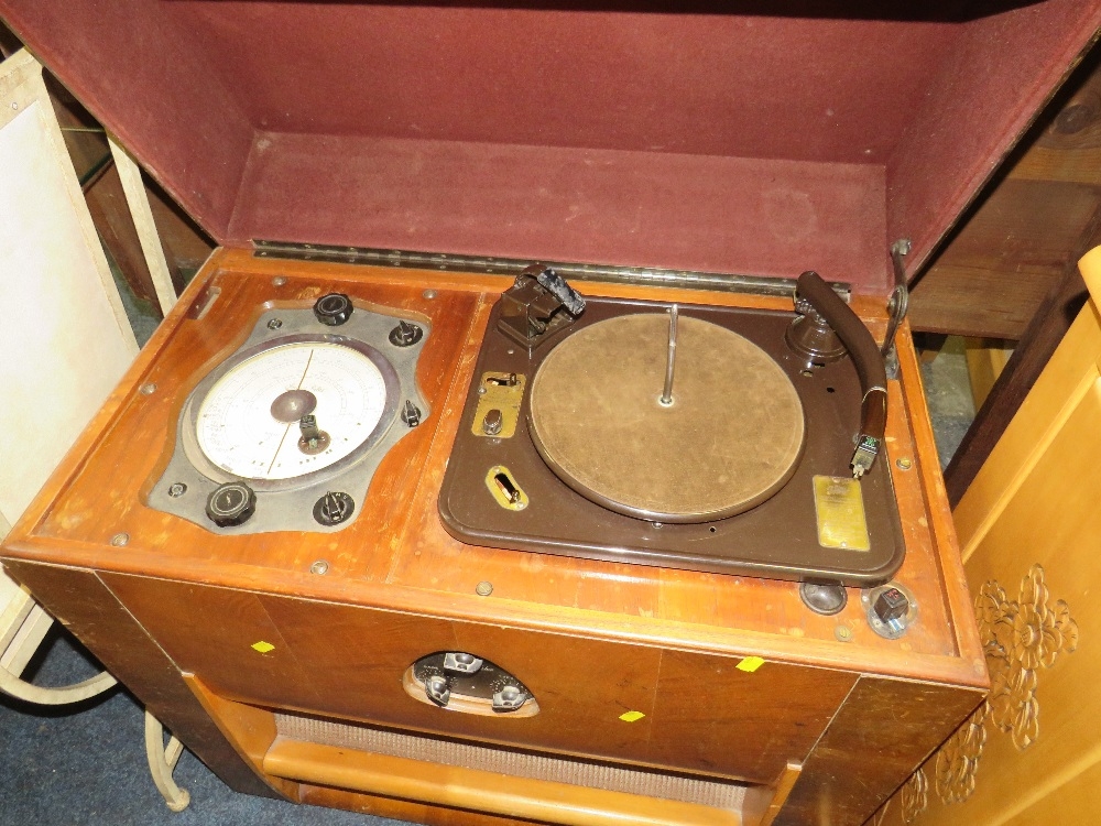 A VINTAGE CASED 'SOUND SALES' RADIOGRAMME