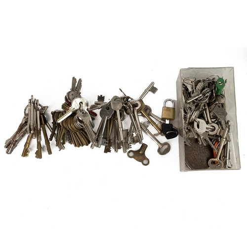 Quantity of victorian door locks and brass handles (x11 pairs). Several ...